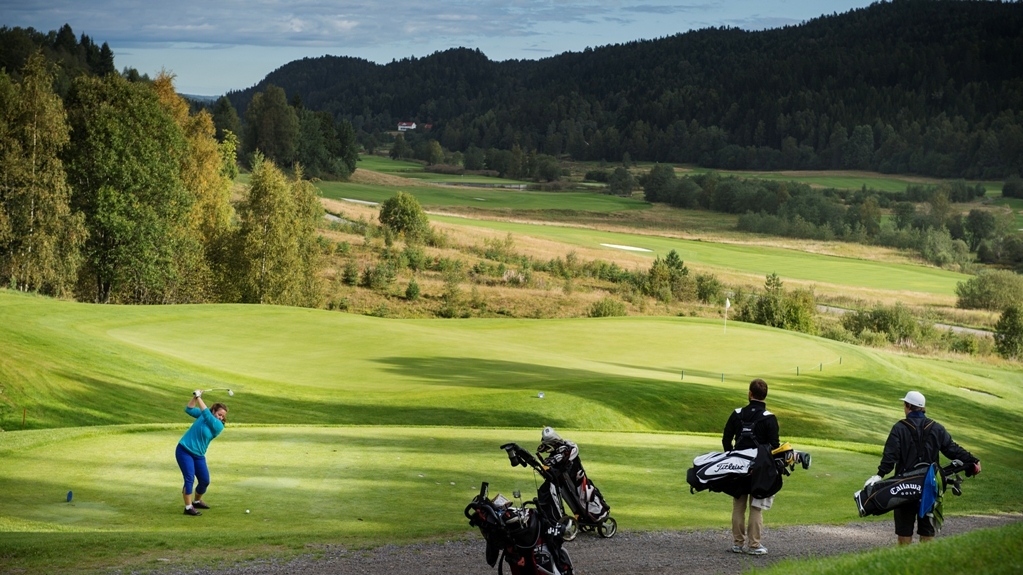 Play golf at Losby Golfcourse - Losby Gods